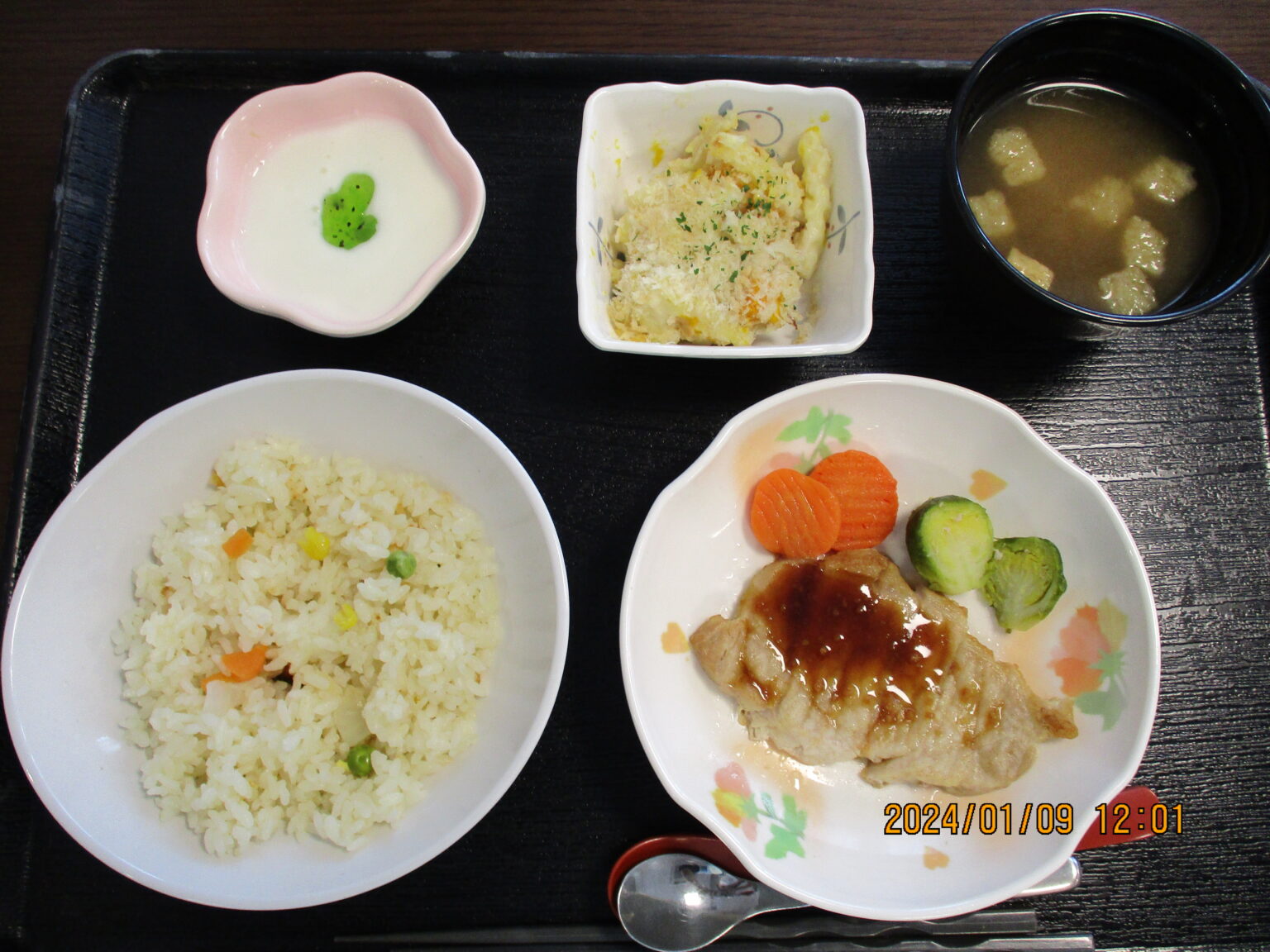 社会福祉法人 光塩会 | メニュー：バターライス、ポークステーキプレート、南瓜のグラタン 誕生日月のご利用者様より、いつもと違うものが食べたいというご希望でメニューを考えました。 ポーク ...